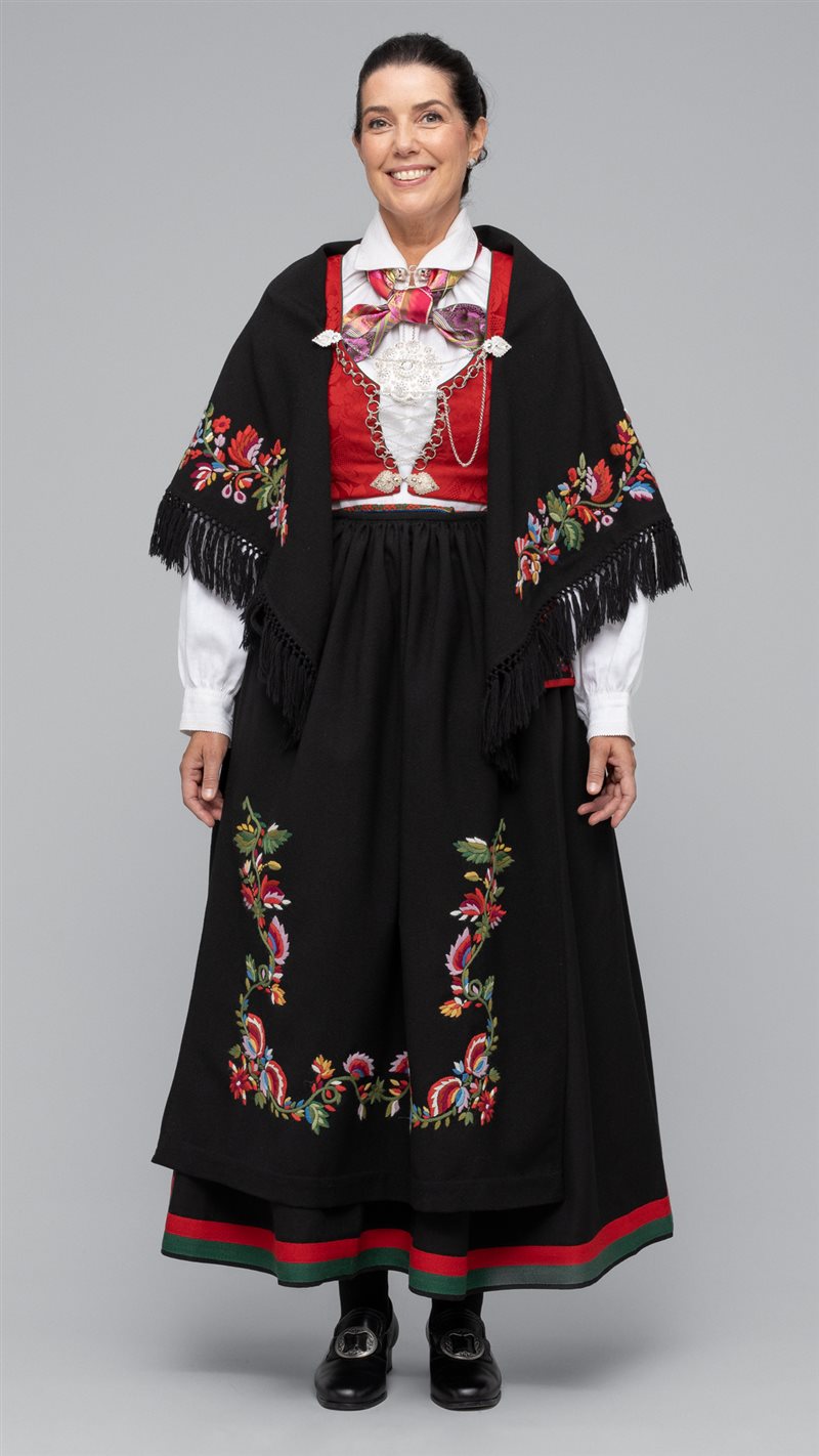 Vest-Agderbunad med rynkestakk og brodert sjal og forkle i ...